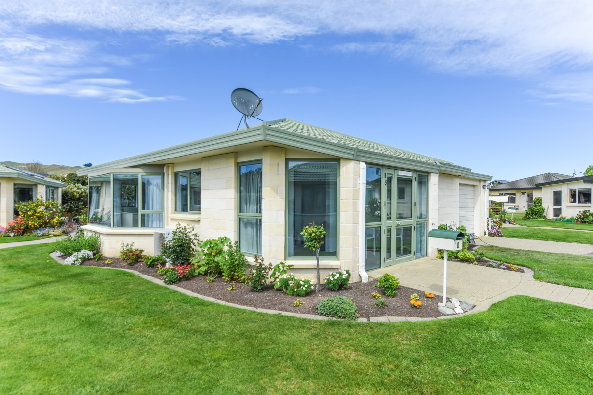Sunny and Spacious 2 Bedroom Villa - Redwood Retirement Village